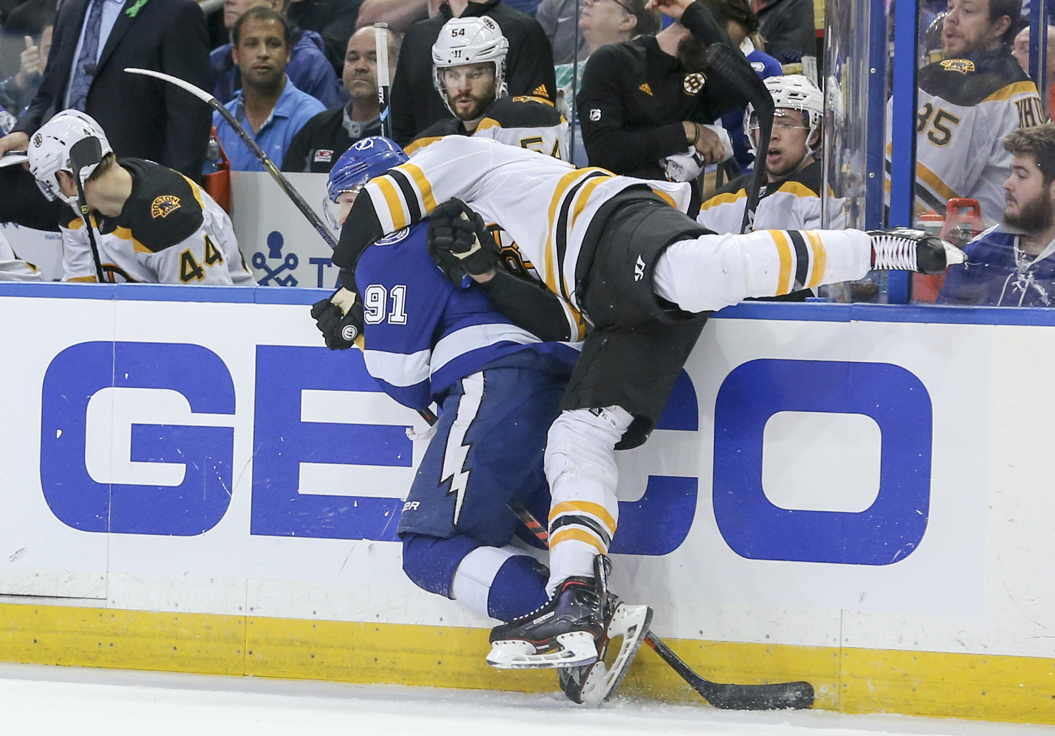 Tampa Bay Lightning clinches series with 3-1 win over Bruins